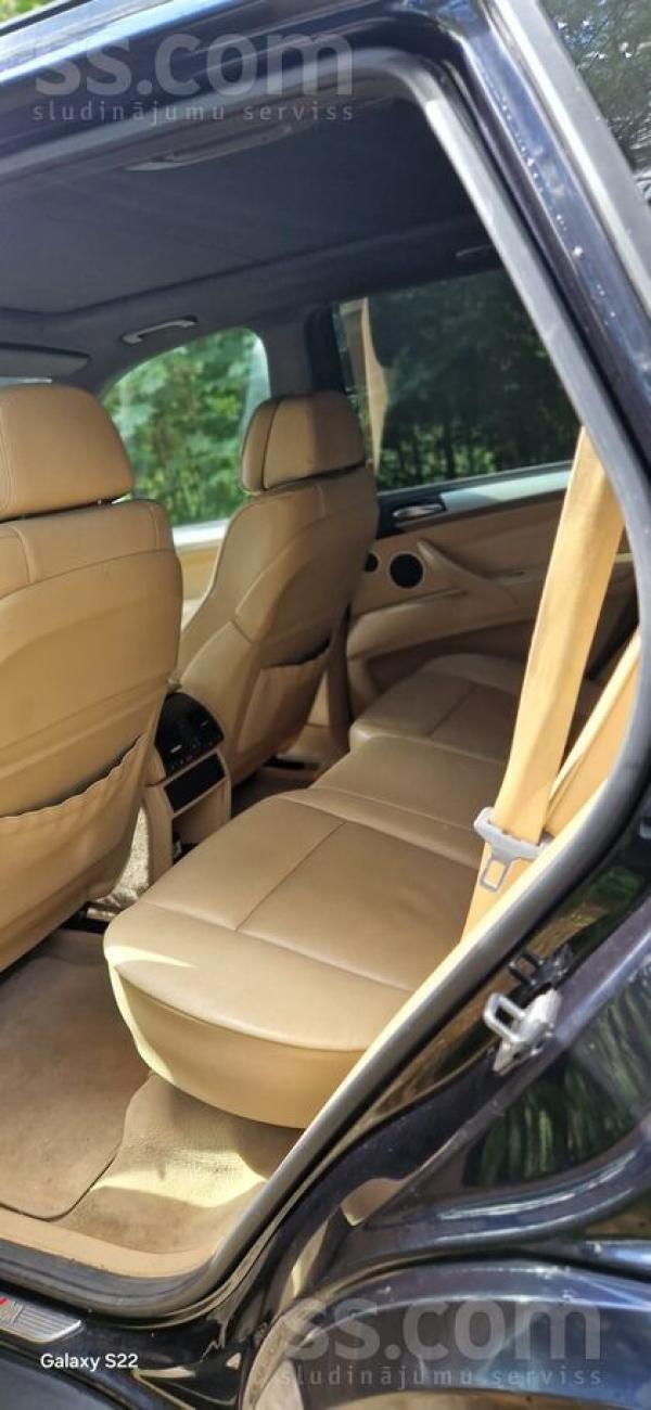 Black BMW X5 2011 in Riga, with an engine capacity of 3.00 L and mileage of 265 thousand km for 14500 €, photo 4 on AUTOMOTO.COM.LV