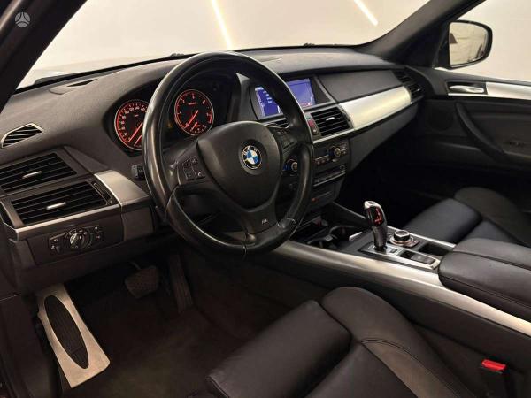 Black BMW X5 2011 in Marijampole, with an engine capacity of 2.99 L and mileage of 268 thousand km for 10999 €, photo 2 on AUTOMOTO.COM.LV