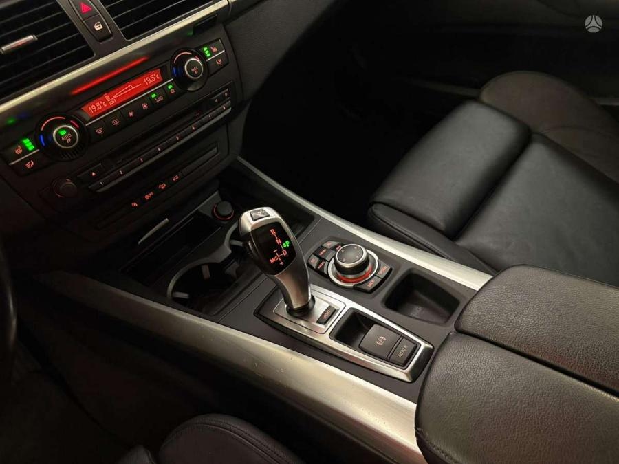 Black BMW X5 2011 in Marijampole, with an engine capacity of 2.99 L and mileage of 268 thousand km for 10999 €, photo 11 on AUTOMOTO.COM.LV