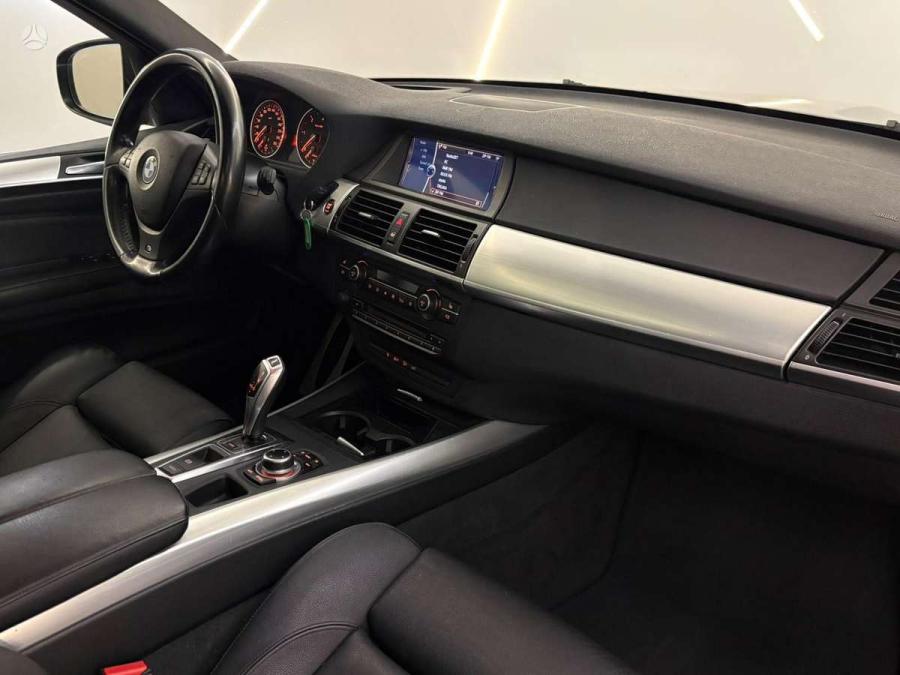 Black BMW X5 2011 in Marijampole, with an engine capacity of 2.99 L and mileage of 268 thousand km for 10999 €, photo 16 on AUTOMOTO.COM.LV