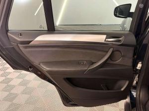 Black BMW X5 2011 in Marijampole, with an engine capacity of 2.99 L and mileage of 268 thousand km for 10999 €, photo 18 on AUTOMOTO.COM.LV