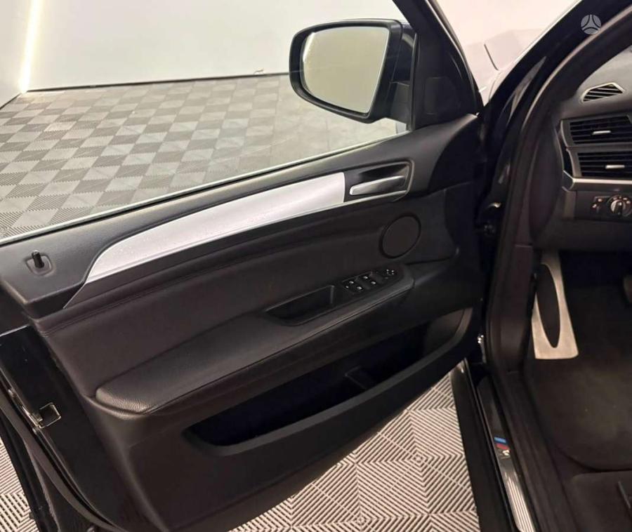 Black BMW X5 2011 in Marijampole, with an engine capacity of 2.99 L and mileage of 268 thousand km for 10999 €, photo 25 on AUTOMOTO.COM.LV
