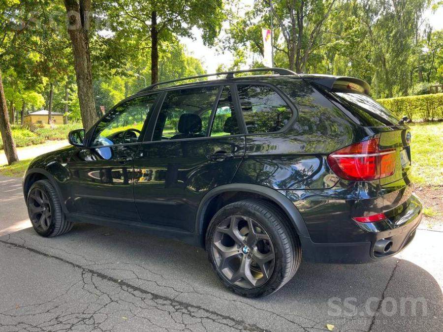 Black BMW X5 2011 in Riga, with an engine capacity of 3.00 L and mileage of 344 thousand km for 9450 €, photo 1 on AUTOMOTO.COM.LV