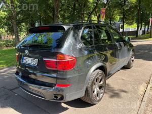 Black BMW X5 2011 in Riga, with an engine capacity of 3.00 L and mileage of 344 thousand km for 9450 €, photo 5 on AUTOMOTO.COM.LV