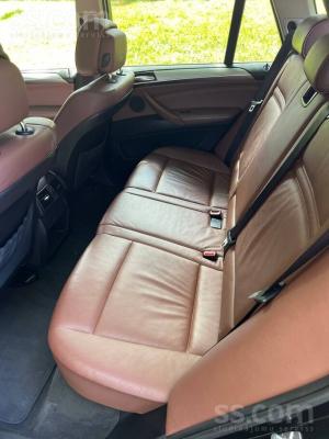 Black BMW X5 2011 in Riga, with an engine capacity of 3.00 L and mileage of 344 thousand km for 9450 €, photo 8 on AUTOMOTO.COM.LV