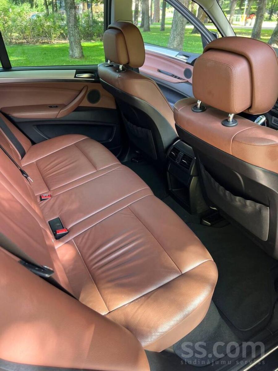 Black BMW X5 2011 in Riga, with an engine capacity of 3.00 L and mileage of 344 thousand km for 9450 €, photo 9 on AUTOMOTO.COM.LV