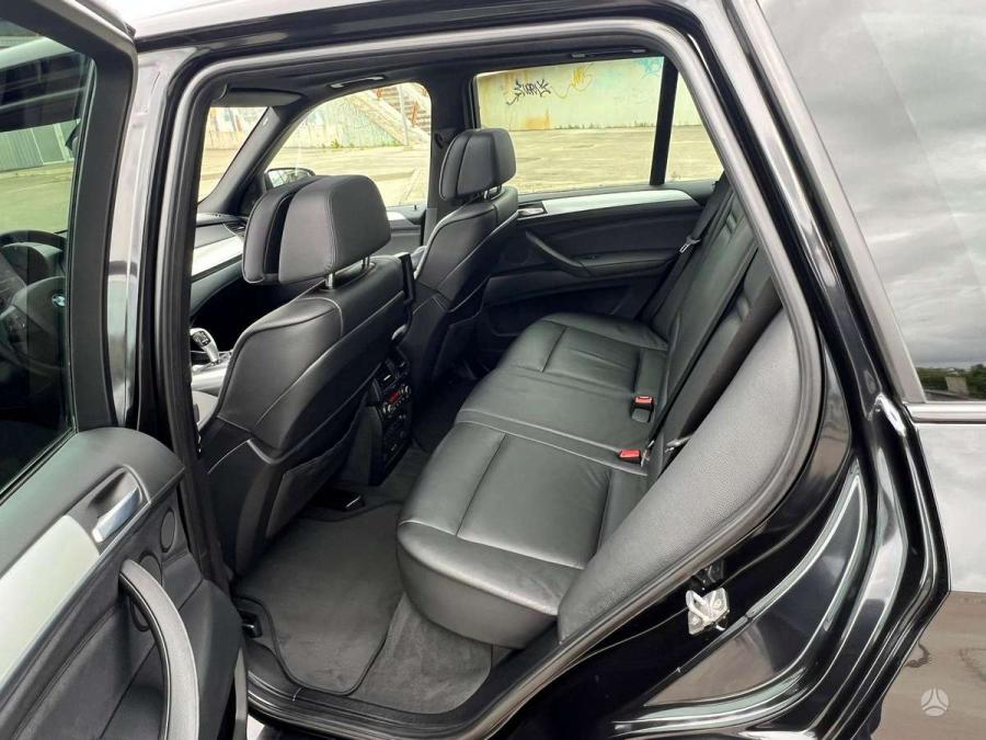 Melns BMW X5 2011 Šauļi, ar dzinēja tilpumu 2.99 L un nobraukumu 313 tūkst. km par 10450 €, foto 14 vietnē AUTOMOTO.COM.LV