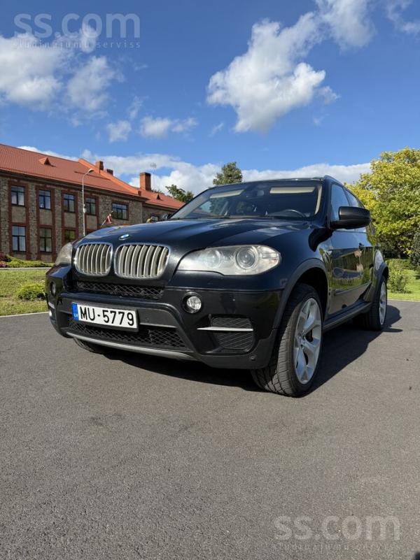 Melns BMW X5 2011 Aizkraukle, ar dzinēja tilpumu 4.00 L un nobraukumu 284 tūkst. km par 10300 €, foto 1 vietnē AUTOMOTO.COM.LV