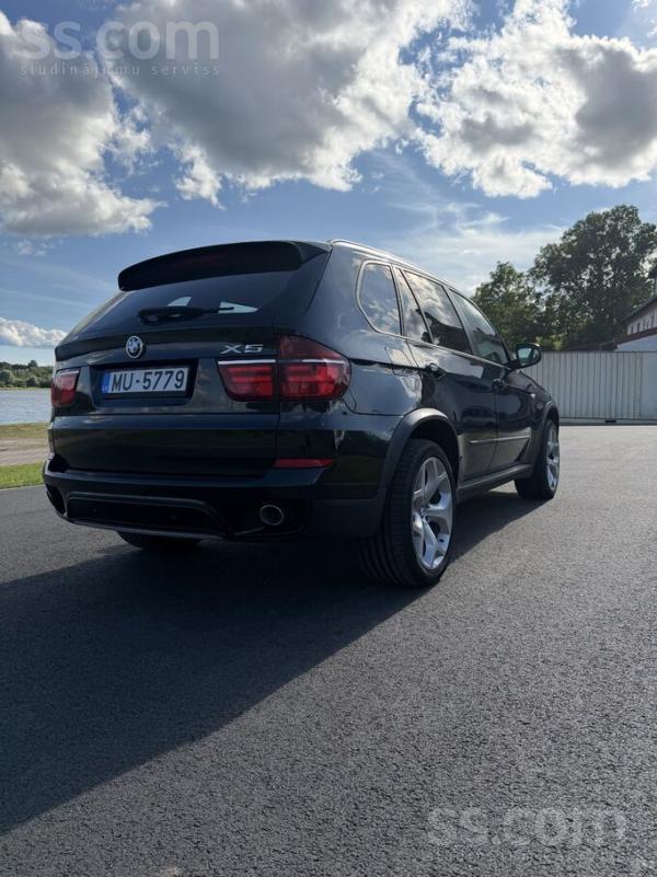 Melns BMW X5 2011 Aizkraukle, ar dzinēja tilpumu 4.00 L un nobraukumu 284 tūkst. km par 10300 €, foto 3 vietnē AUTOMOTO.COM.LV