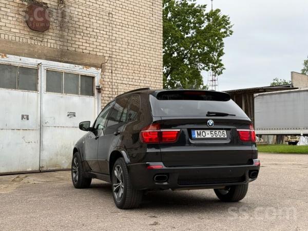 Melns BMW X5 2011 Valmiera, ar dzinēja tilpumu 3.00 L un nobraukumu 379 tūkst. km par 9500 €, foto 3 vietnē AUTOMOTO.COM.LV