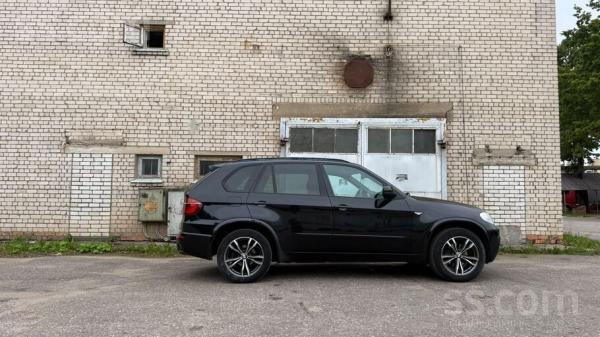 Melns BMW X5 2011 Valmiera, ar dzinēja tilpumu 3.00 L un nobraukumu 379 tūkst. km par 9500 €, foto 5 vietnē AUTOMOTO.COM.LV