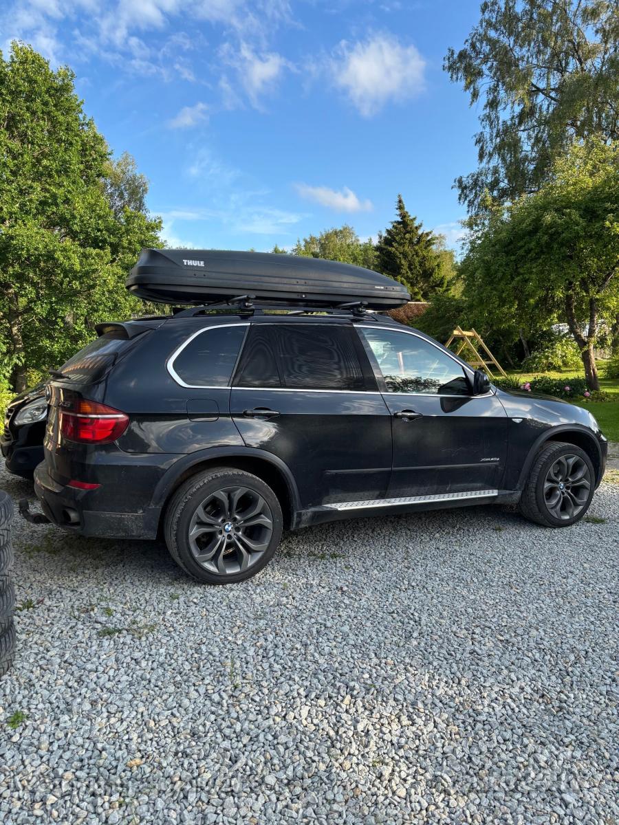 Black BMW X5 2011 in Kuressaare, with an engine capacity of 3.00 L and mileage of 323 thousand km for 13800 €, photo 11 on AUTOMOTO.COM.LV
