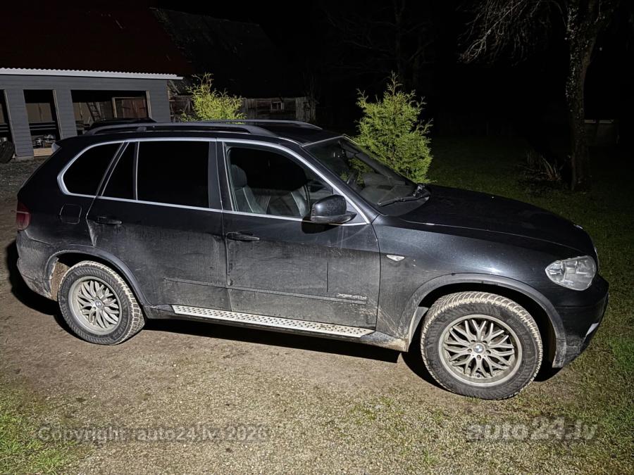 Black BMW X5 2011 in Kuressaare, with an engine capacity of 3.00 L and mileage of 323 thousand km for 13800 €, photo 13 on AUTOMOTO.COM.LV