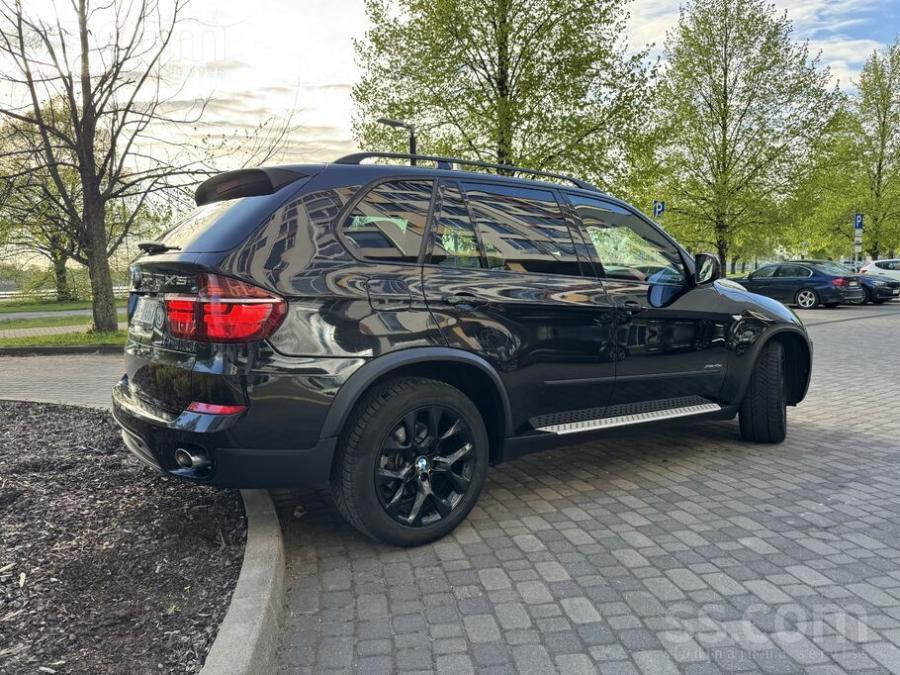 Black BMW X5 2011 in Riga, with an engine capacity of 3.00 L and mileage of 244 thousand km for 12999 €, photo 3 on AUTOMOTO.COM.LV
