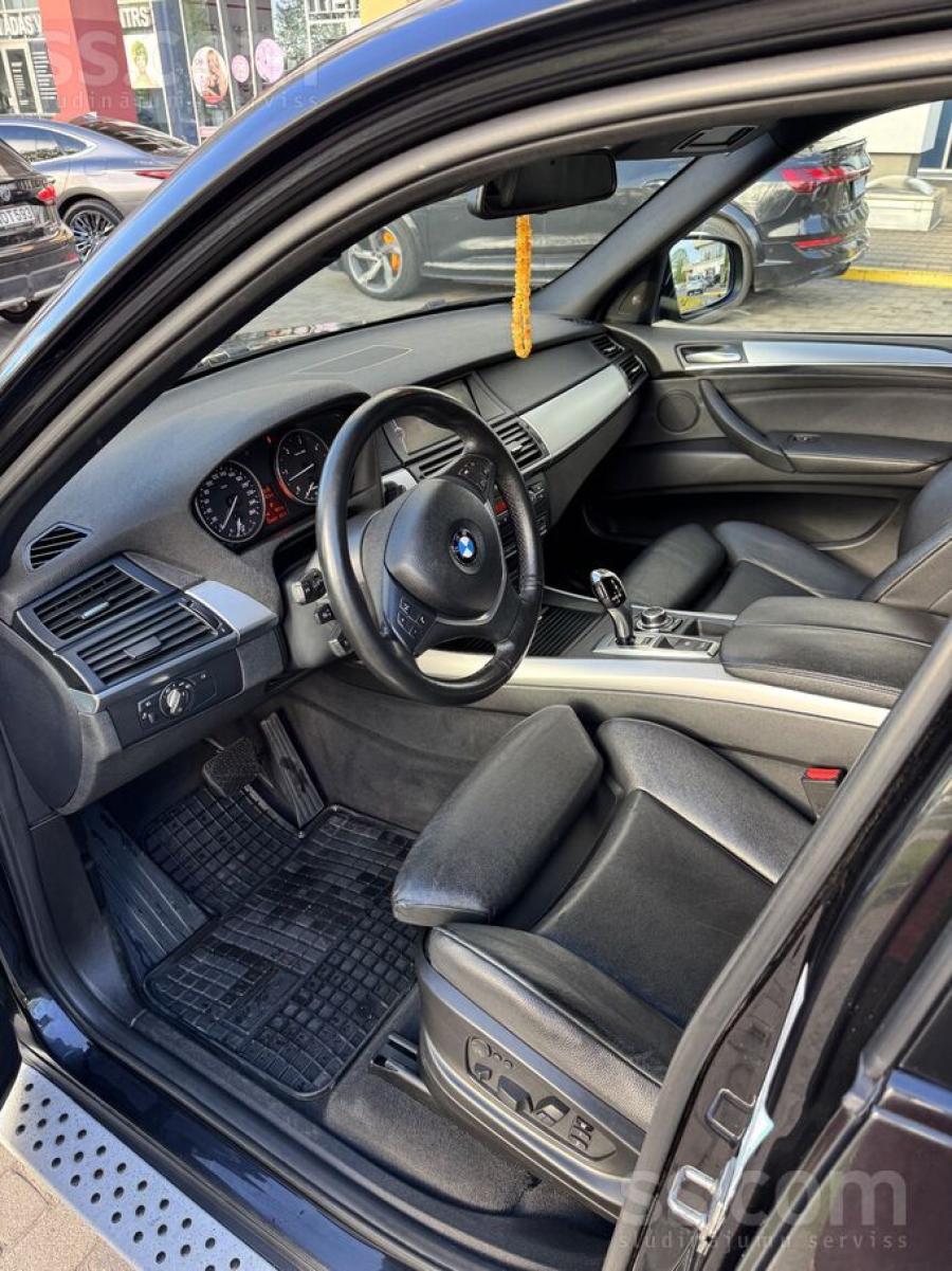 Black BMW X5 2011 in Riga, with an engine capacity of 3.00 L and mileage of 244 thousand km for 12999 €, photo 4 on AUTOMOTO.COM.LV