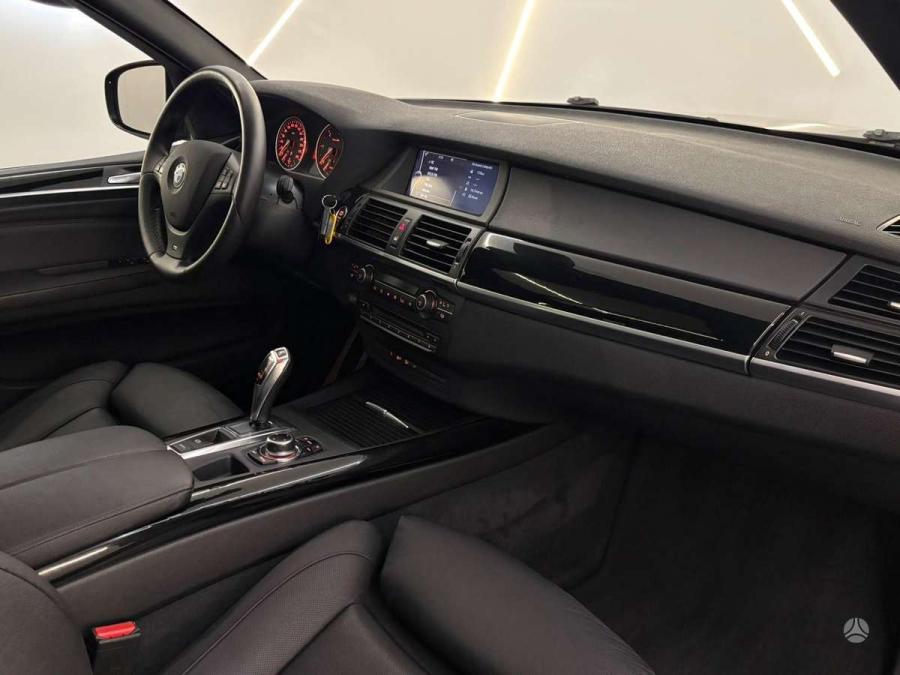 Black BMW X5 2011 in Marijampole, with an engine capacity of 2.99 L and mileage of 269 thousand km for 12650 €, photo 14 on AUTOMOTO.COM.LV