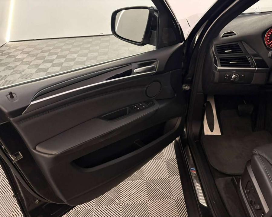 Black BMW X5 2011 in Marijampole, with an engine capacity of 2.99 L and mileage of 269 thousand km for 12650 €, photo 20 on AUTOMOTO.COM.LV