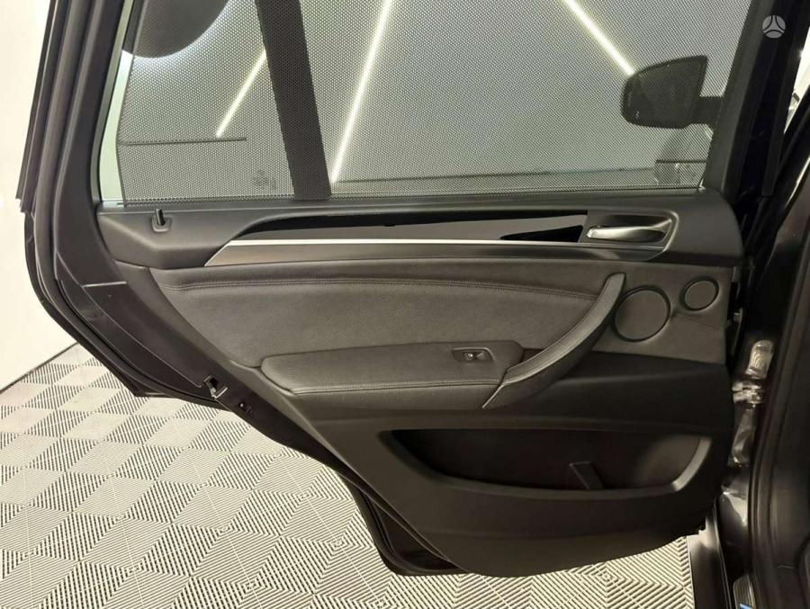 Black BMW X5 2011 in Marijampole, with an engine capacity of 2.99 L and mileage of 269 thousand km for 12650 €, photo 23 on AUTOMOTO.COM.LV