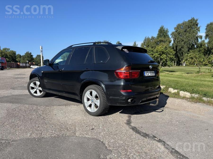 Melns BMW X5 2011 Liepāja, ar dzinēja tilpumu 3.00 L un nobraukumu 311 tūkst. km par 8500 €, foto 4 vietnē AUTOMOTO.COM.LV