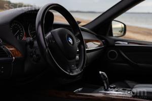 Melns BMW X5 2011 Liepāja, ar dzinēja tilpumu 3.00 L un nobraukumu 238 tūkst. km par 10500 €, foto 6 vietnē AUTOMOTO.COM.LV