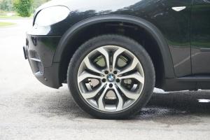 Black BMW X5 2011 in Riga, with an engine capacity of 3.00 L and mileage of 247 thousand km for 11790 €, photo 11 on AUTOMOTO.COM.LV