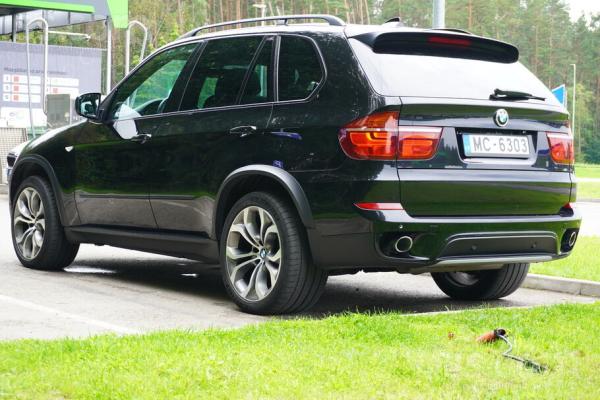 Black BMW X5 2011 in Riga, with an engine capacity of 3.00 L and mileage of 247 thousand km for 11490 €, photo 1 on AUTOMOTO.COM.LV