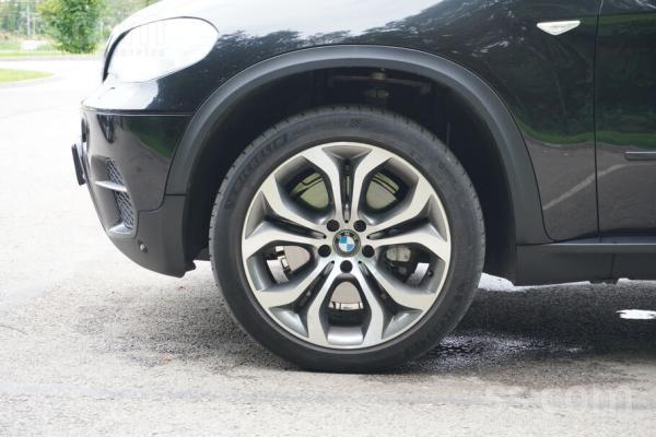 Black BMW X5 2011 in Riga, with an engine capacity of 3.00 L and mileage of 247 thousand km for 11490 €, photo 10 on AUTOMOTO.COM.LV