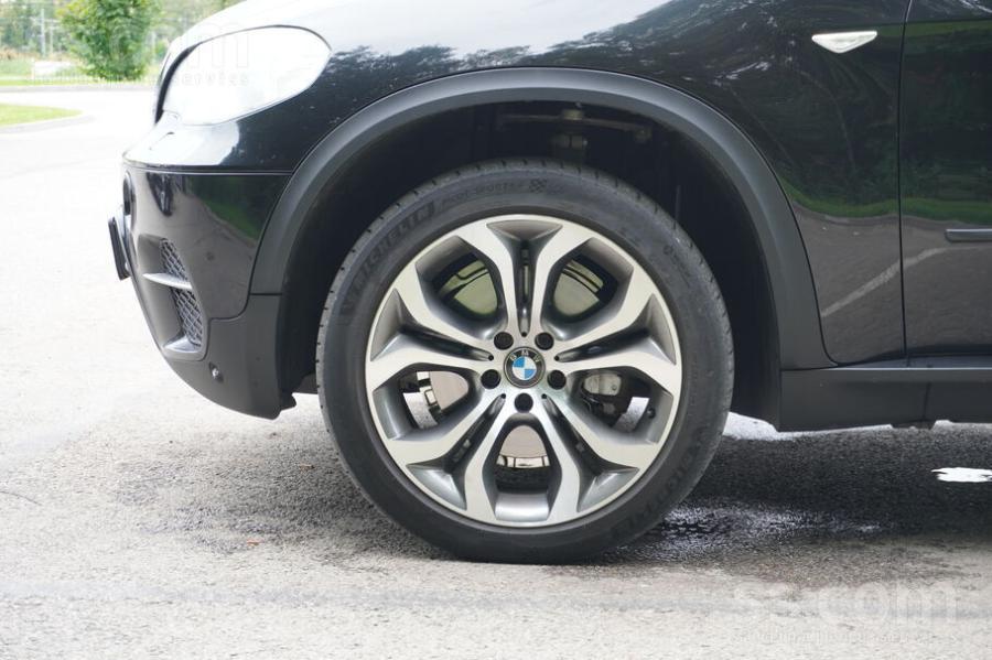 Black BMW X5 2011 in Riga, with an engine capacity of 3.00 L and mileage of 247 thousand km for 11490 €, photo 10 on AUTOMOTO.COM.LV