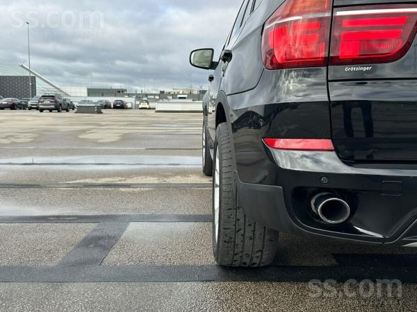 BMW X5 2011 RÄ«ga vietnÄ Melns BMW X5 2011 RÄ«ga, ar dzinÄja tilpumu 3.00 L un nobraukumu 282 tÅ«kst. km par 11200 ā¬, foto 10 vietnÄ AUTOMOTO.COM.LV