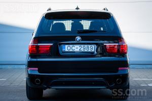 Black BMW X5 2012 in Riga, with an engine capacity of 4.00 L and mileage of 279 thousand km for 24400 €, photo 2 on AUTOMOTO.COM.LV