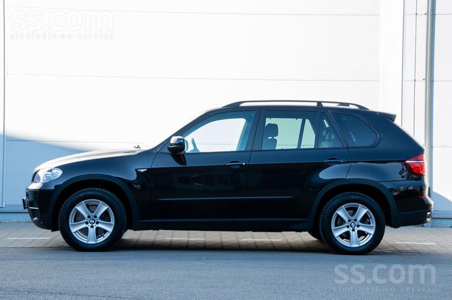 Black BMW X5 2012 in Riga, with an engine capacity of 4.00 L and mileage of 279 thousand km for 24400 €, photo 3 on AUTOMOTO.COM.LV