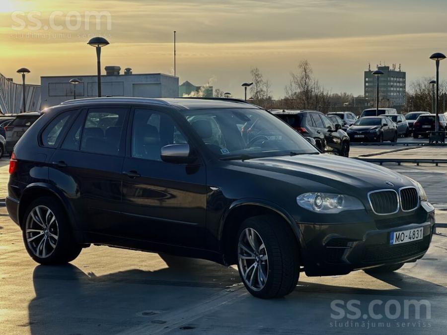 Black BMW X5 2012 in Riga, with an engine capacity of 3.00 L and mileage of 273 thousand km for 11500 €, photo 2 on AUTOMOTO.COM.LV
