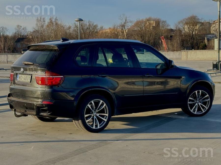 Black BMW X5 2012 in Riga, with an engine capacity of 3.00 L and mileage of 273 thousand km for 11500 €, photo 3 on AUTOMOTO.COM.LV