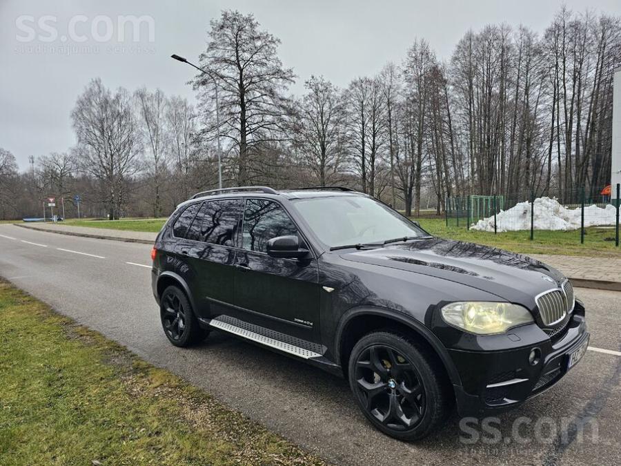 Black BMW X5 2012 in Riga, with an engine capacity of 3.00 L and mileage of 302 thousand km for 14950 €, photo 2 on AUTOMOTO.COM.LV
