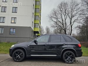 Black BMW X5 2012 in Riga, with an engine capacity of 3.00 L and mileage of 302 thousand km for 14950 €, photo 5 on AUTOMOTO.COM.LV