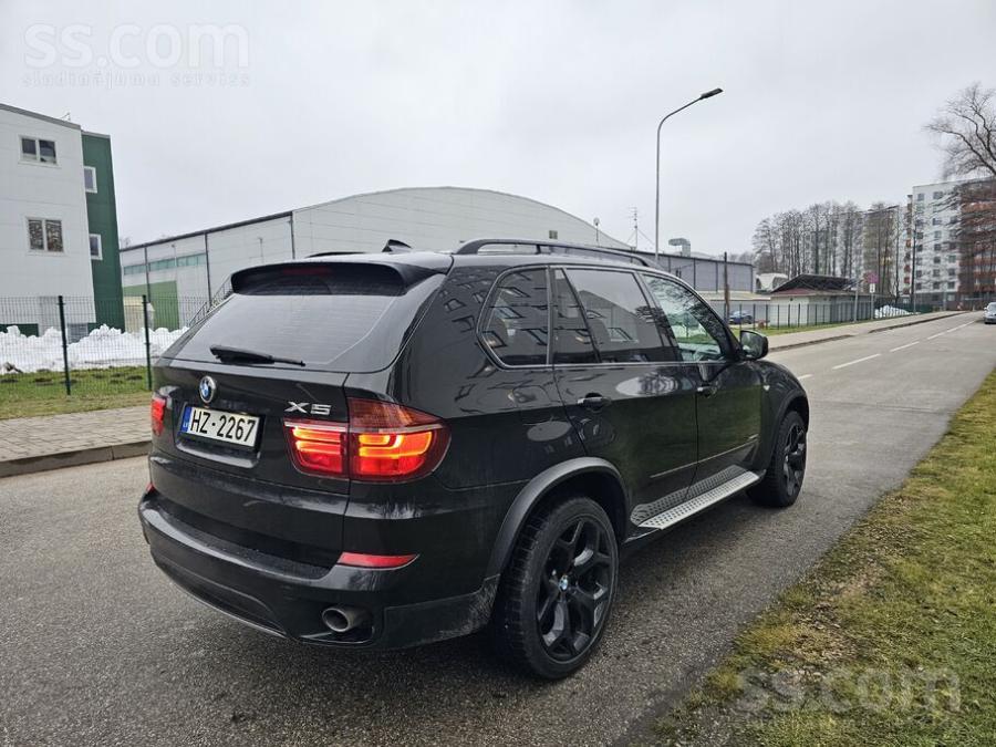 Black BMW X5 2012 in Riga, with an engine capacity of 3.00 L and mileage of 302 thousand km for 14950 €, photo 7 on AUTOMOTO.COM.LV