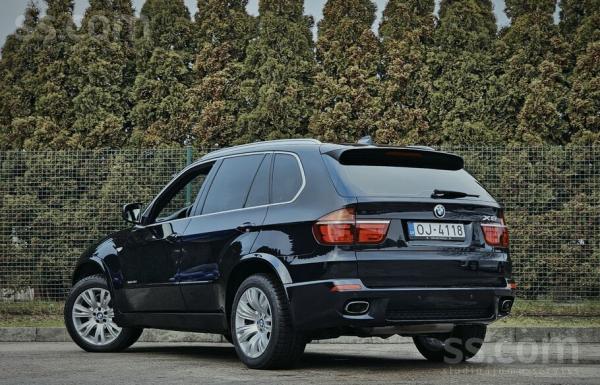 Black BMW X5 2012 in Jelgava, with an engine capacity of 3.00 L and mileage of 262 thousand km for 15500 €, photo 5 on AUTOMOTO.COM.LV