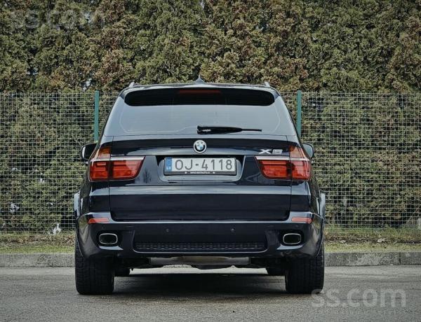 Black BMW X5 2012 in Jelgava, with an engine capacity of 3.00 L and mileage of 262 thousand km for 15500 €, photo 6 on AUTOMOTO.COM.LV