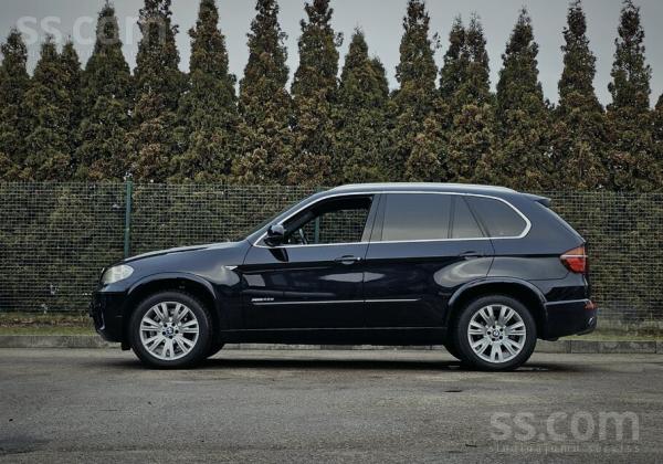 Black BMW X5 2012 in Jelgava, with an engine capacity of 3.00 L and mileage of 262 thousand km for 15500 €, photo 7 on AUTOMOTO.COM.LV