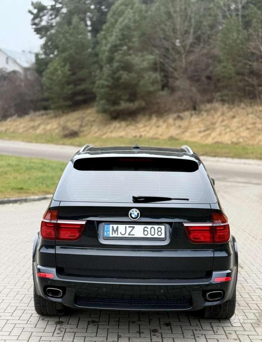 Black BMW X5 2012 in Vilnius, with an engine capacity of 2.99 L and mileage of 290 thousand km for 9500 €, photo 6 on AUTOMOTO.COM.LV
