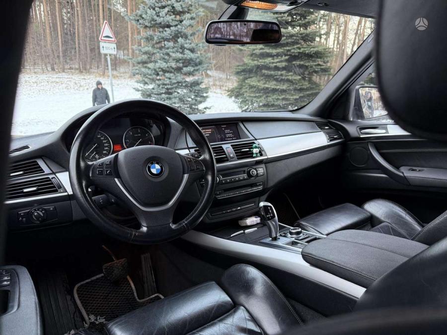 Black BMW X5 2012 in Vilnius, with an engine capacity of 2.99 L and mileage of 290 thousand km for 9500 €, photo 8 on AUTOMOTO.COM.LV