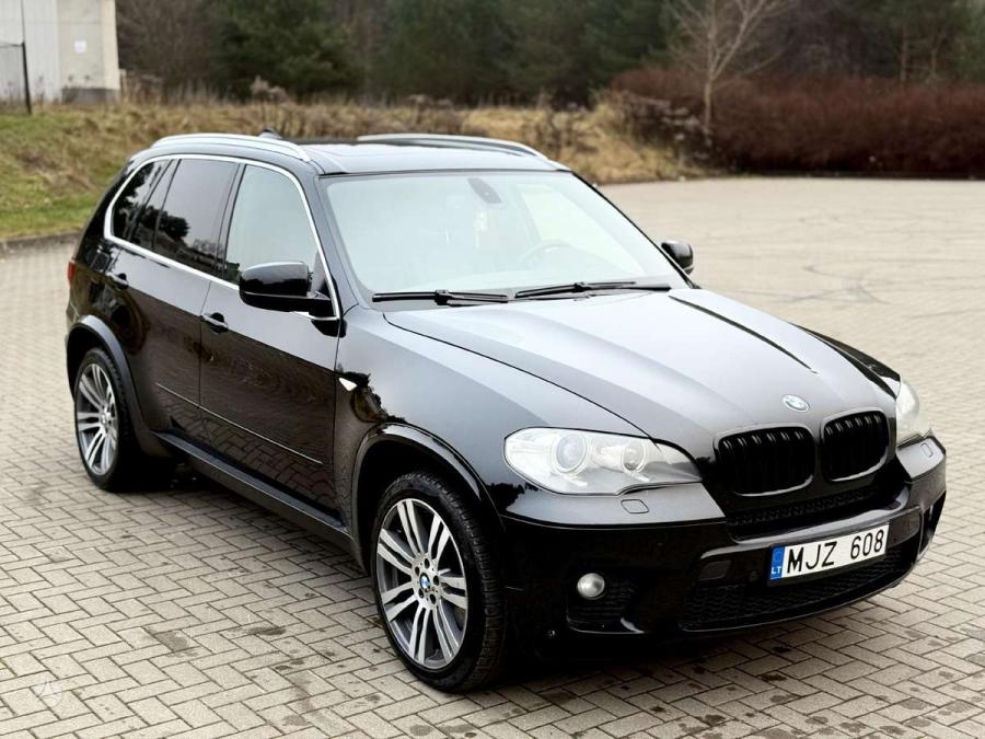 Black BMW X5 2012 in Vilnius, with an engine capacity of 2.99 L and mileage of 295 thousand km for 9500 €, photo 1 on AUTOMOTO.COM.LV