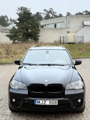 Black BMW X5 2012 in Vilnius, with an engine capacity of 2.99 L and mileage of 295 thousand km for 9500 €, photo 4 on AUTOMOTO.COM.LV
