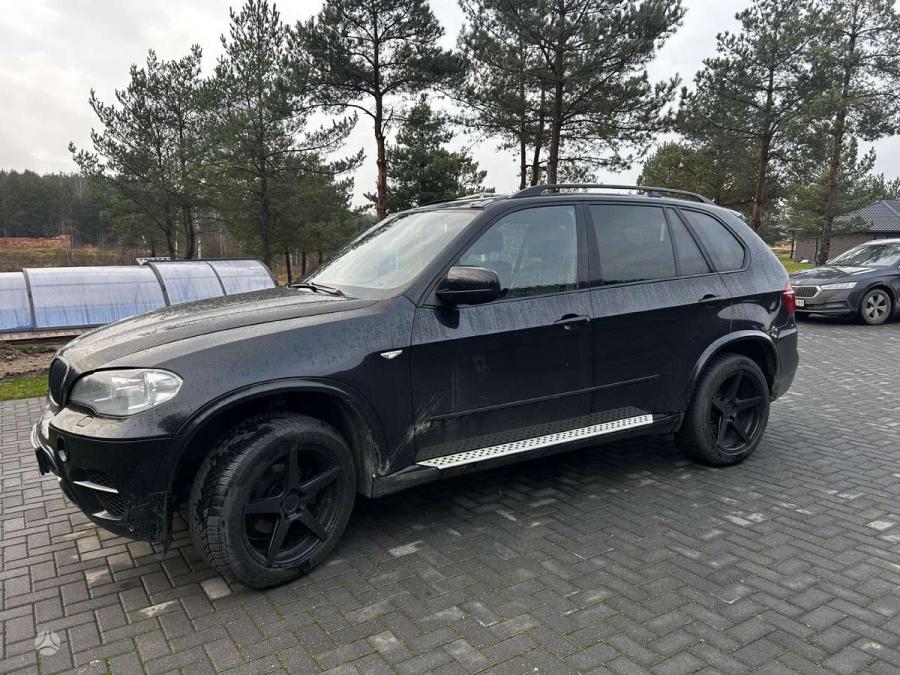 Black BMW X5 2012 in Trakai, with an engine capacity of 3.00 L and mileage of 280 thousand km for 11500 €, photo 1 on AUTOMOTO.COM.LV
