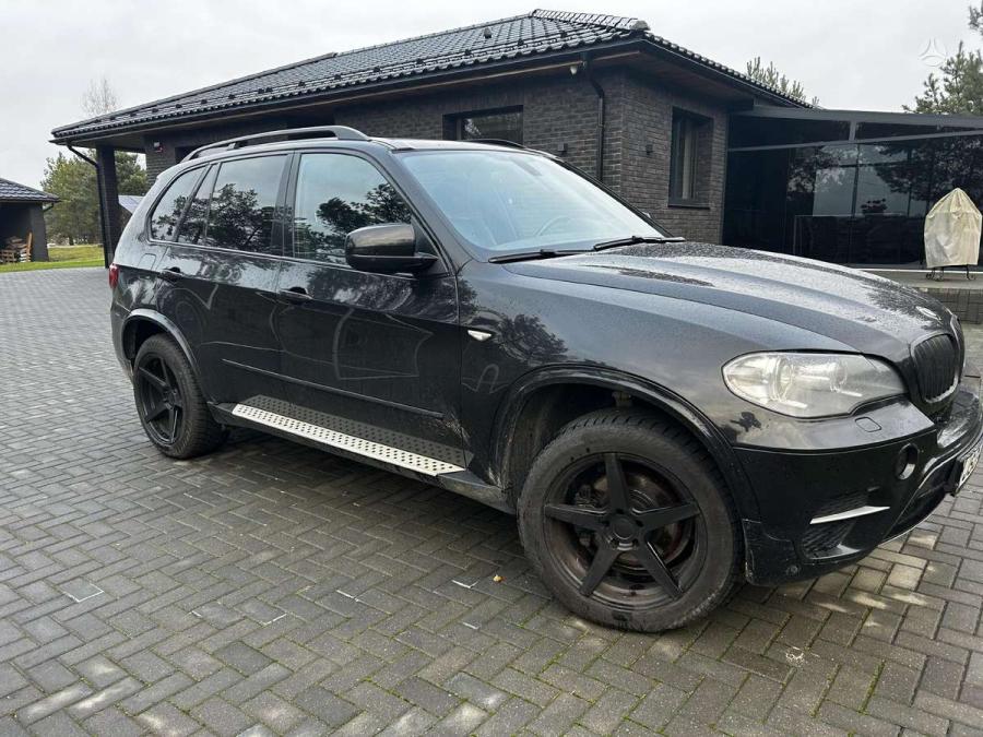 Black BMW X5 2012 in Trakai, with an engine capacity of 3.00 L and mileage of 280 thousand km for 11500 €, photo 2 on AUTOMOTO.COM.LV
