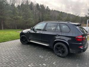 Black BMW X5 2012 in Trakai, with an engine capacity of 3.00 L and mileage of 280 thousand km for 11500 €, photo 3 on AUTOMOTO.COM.LV