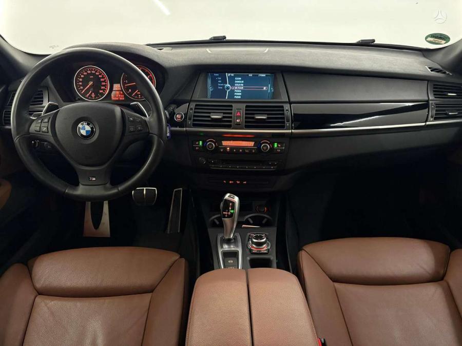 Black BMW X5 2012 in Marijampole, with an engine capacity of 2.99 L and mileage of 237 thousand km for 13450 €, photo 18 on AUTOMOTO.COM.LV