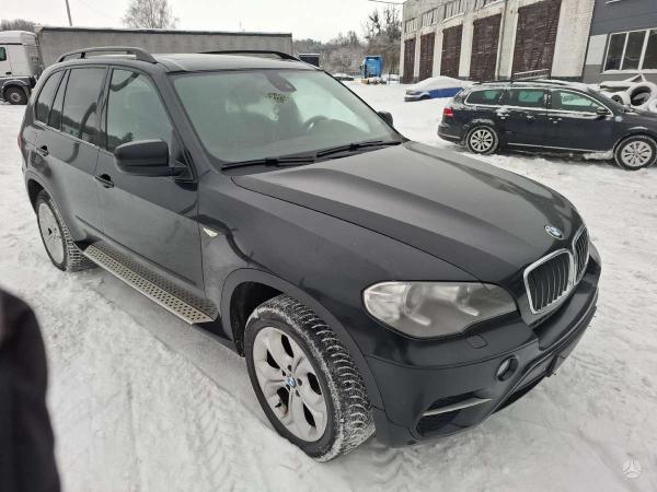 Black BMW X5 2012 in Kaunas, with an engine capacity of 3.00 L and mileage of 305 thousand km for 7500 €, photo 2 on AUTOMOTO.COM.LV