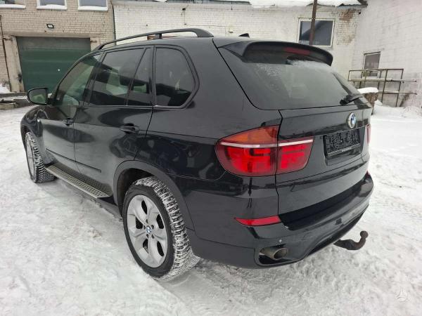 Black BMW X5 2012 in Kaunas, with an engine capacity of 3.00 L and mileage of 305 thousand km for 7500 €, photo 3 on AUTOMOTO.COM.LV