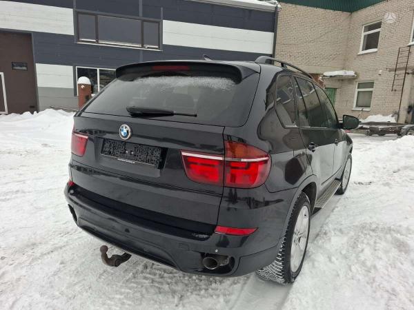 Black BMW X5 2012 in Kaunas, with an engine capacity of 3.00 L and mileage of 305 thousand km for 7500 €, photo 4 on AUTOMOTO.COM.LV